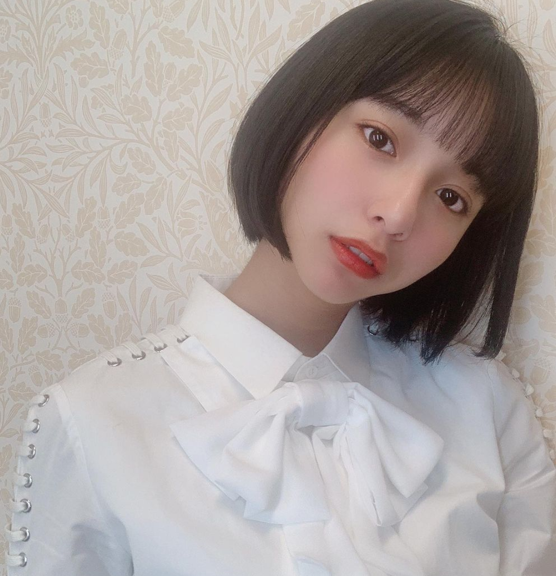 山之内すず 20歳の誕生日 肩出し 美背中チラリ で大人の階段をのぼる 歌詞検索サイト Utaten ふりがな付