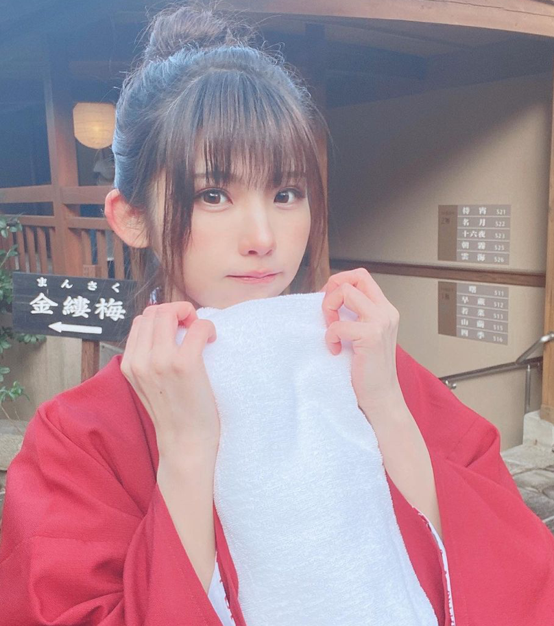 えなこ、膝上何cm？超ミニスカのギャル女子高生姿もよろぴ。 | 歌詞検索サイト【UtaTen】ふりがな付