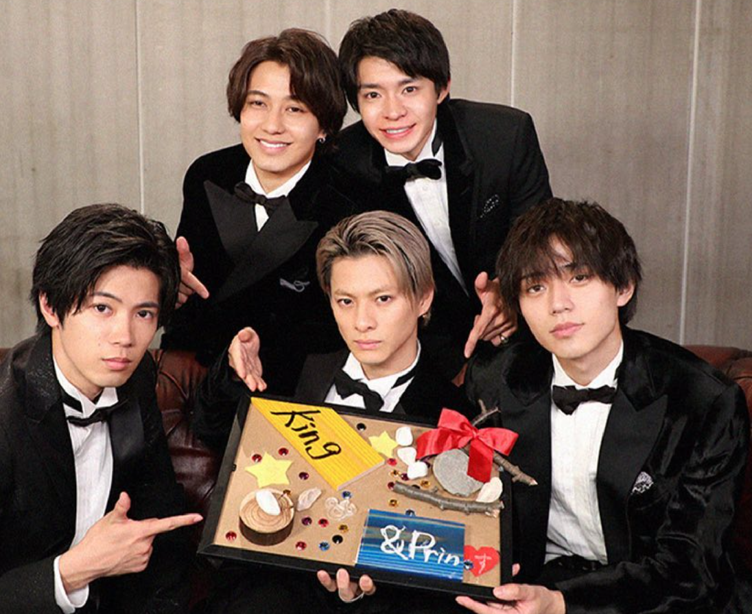 King&Prince、寒すぎて5人で身を寄せ合う姿が可愛すぎ「King&Princeる。」舞台裏 | 歌詞検索サイト【UtaTen】ふりがな付