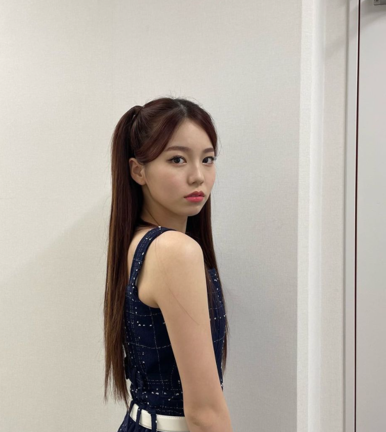 NiziU・アヤカ、ウエストちらりで色気アピール。可愛すぎる虎ポーズがたまらない！ | 歌詞検索サイト【UtaTen】ふりがな付