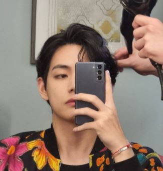 BTS・V、このアングルは反則でしょ？大きなテテの瞳に吸い込まれそう | 歌詞検索サイト【UtaTen】ふりがな付