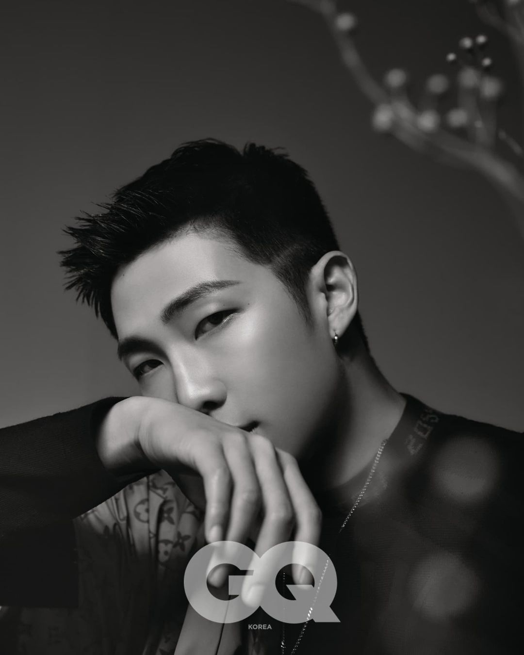 BTS・RM、フードとマスクから覗く瞳にドキっ。きれいめカジュアルスタイルが似合いすぎ | 歌詞検索サイト【UtaTen】ふりがな付