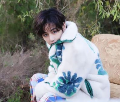 BTS・V、歪めた顔まで可愛い？オフ感あふれるテテの表情が嬉しい | 歌詞検索サイト【UtaTen】ふりがな付