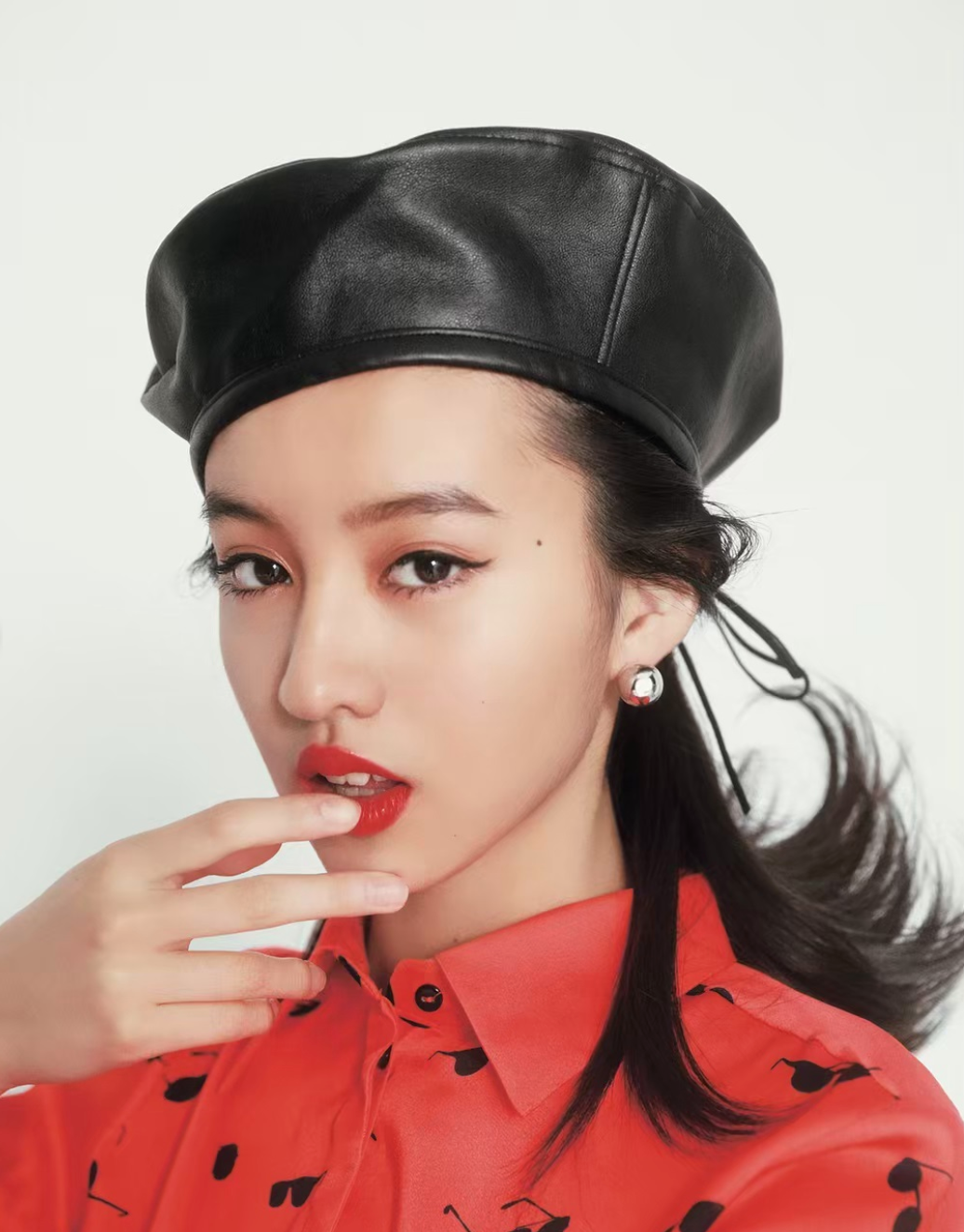 Koki、組んだ脚が長い！デニム姿のサステナブルコーデが美しすぎる | 歌詞検索サイト【UtaTen】ふりがな付