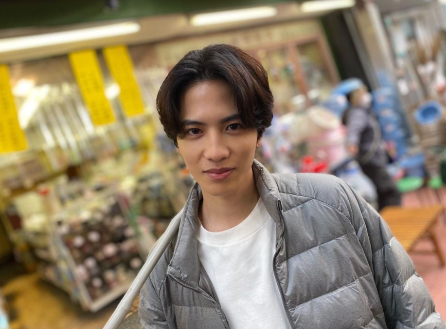 志尊淳、TGCシークレットゲスト！ゆるカールヘア＆蝶ネクタイで王子様風スタイルを披露 | 歌詞検索サイト【UtaTen】ふりがな付