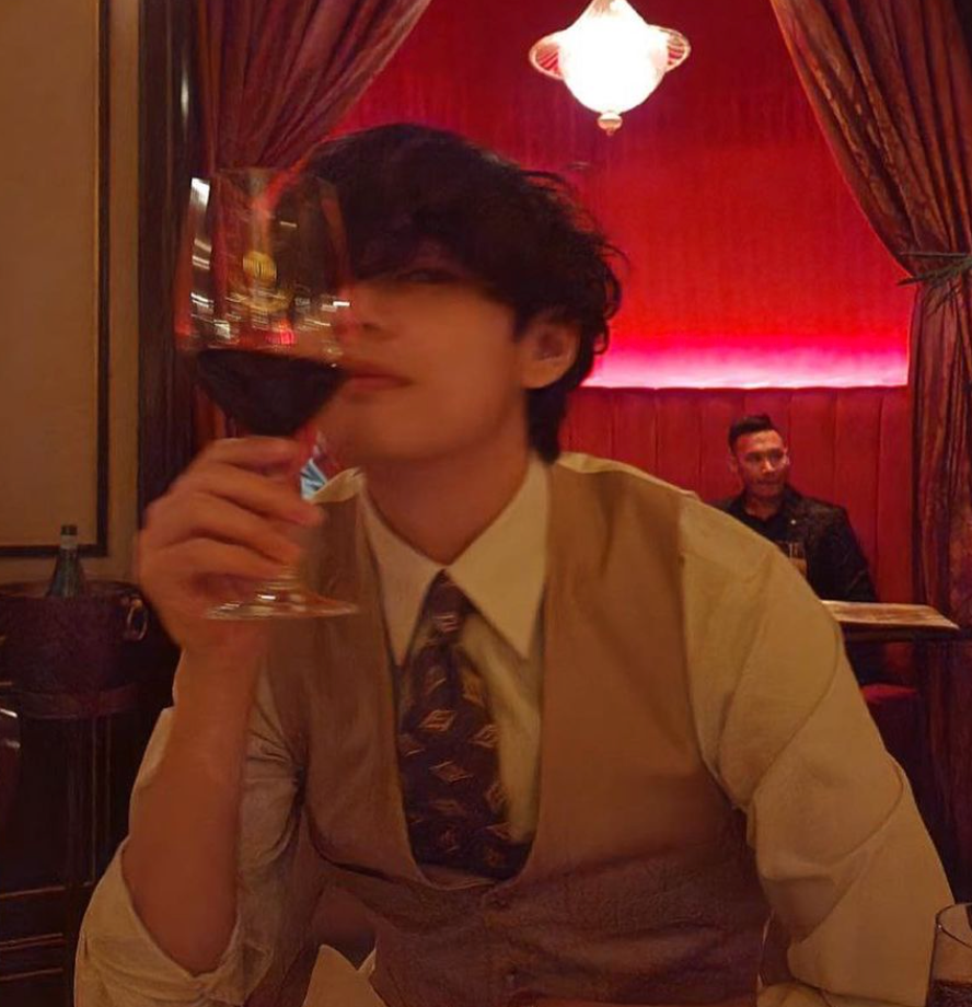 BTS・V、サングラスを頭にかけた姿にキュン。鮮やかなデニムが似合う | 歌詞検索サイト【UtaTen】ふりがな付