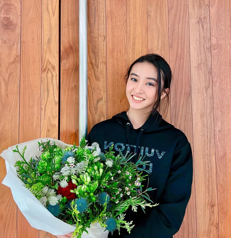 Koki、エトくんを抱きしめすっぴんでお昼寝中？うっとり笑顔のcocomiも可愛い天使の姉妹ショット！ | 歌詞検索サイト【UtaTen】ふりがな付