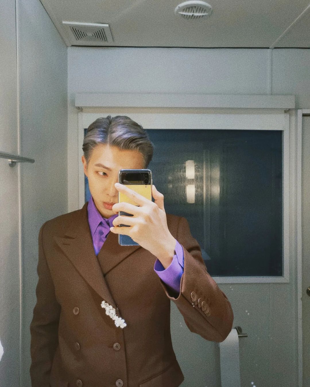 BTS・RM、後ろ姿が光のアートと融合？鑑賞する姿まで絵になるナムさん | 歌詞検索サイト【UtaTen】ふりがな付