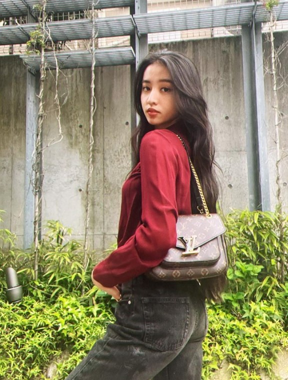 Koki、スリットから生美脚。太ももを大胆に見せながら巨大サボテンの前で堂々ポーズ | 歌詞検索サイト【UtaTen】ふりがな付