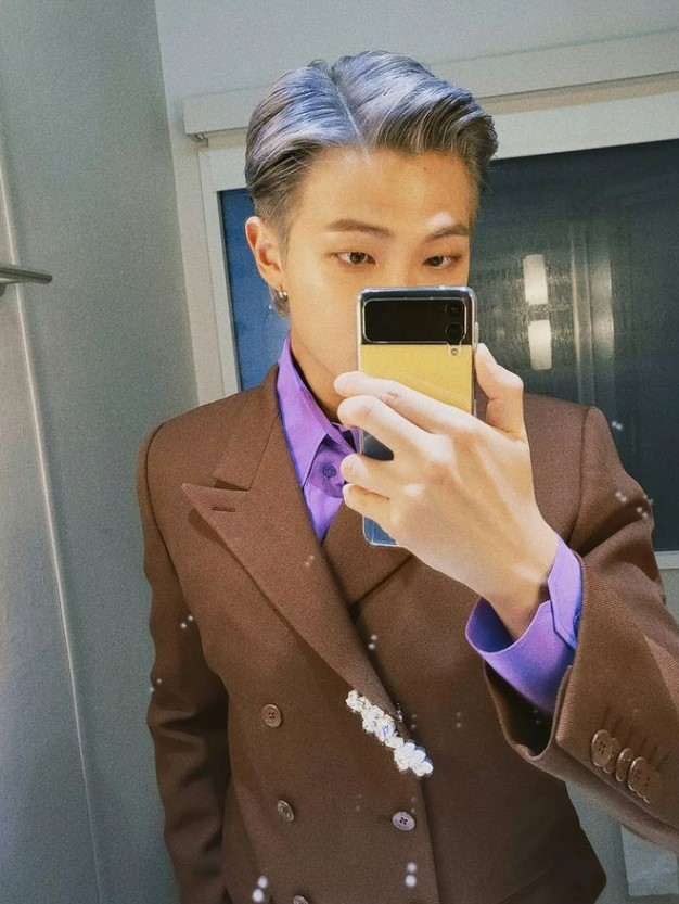 BTS・RM、誰と通話中？並んで歩いている気分になれるアングルがたまらない | 歌詞検索サイト【UtaTen】ふりがな付