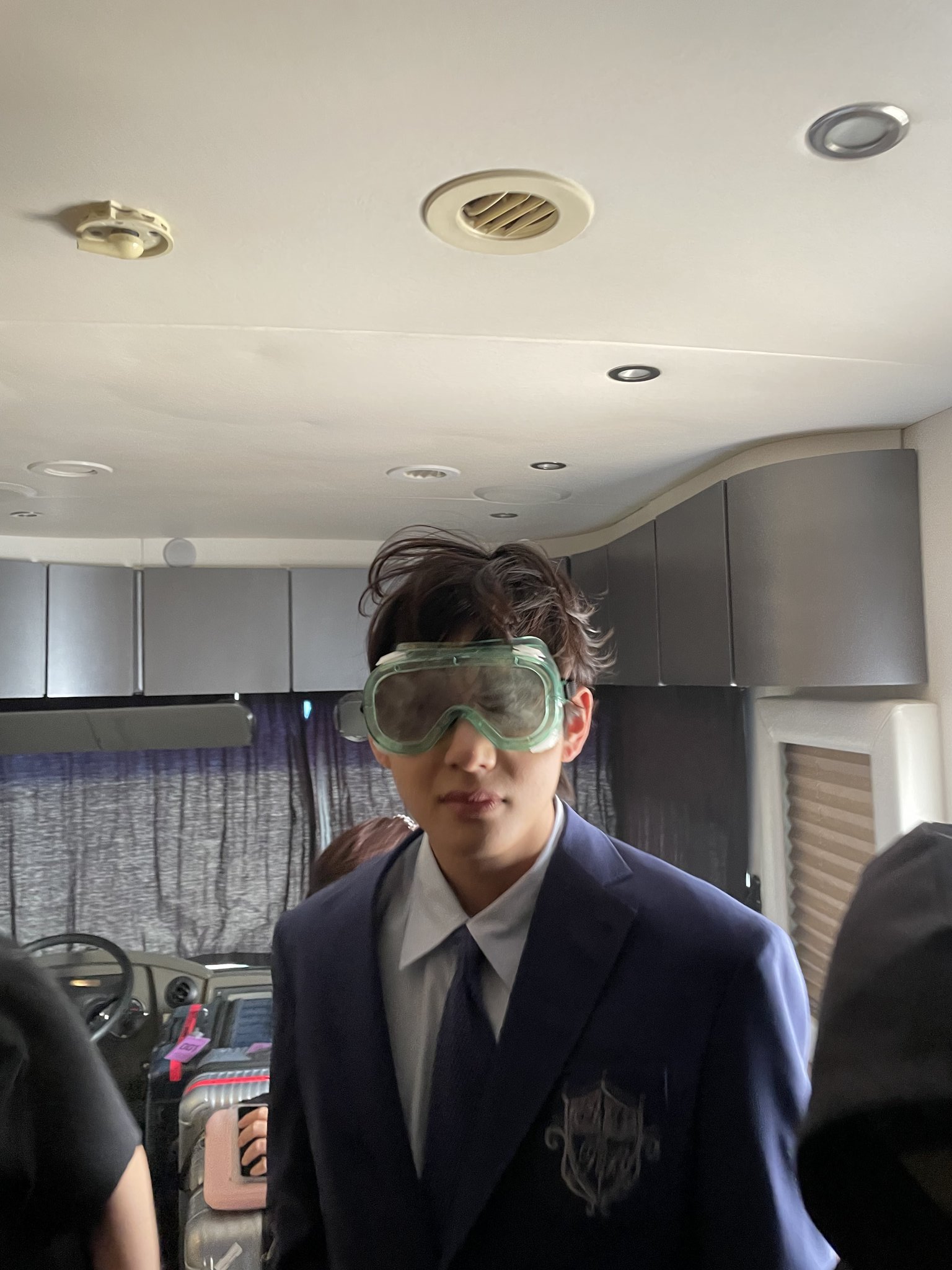 BTS・V、スーツにゴーグル装着？乱れた髪も可愛くてキュンキュン | 歌詞検索サイト【UtaTen】ふりがな付