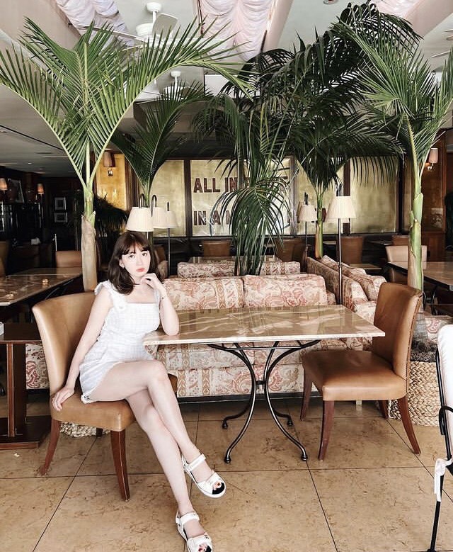 小嶋陽菜、すらりと伸びる美脚が綺麗すぎ！エレガントなホテルで優雅に過ごす姿を公開 | 歌詞検索サイト【UtaTen】ふりがな付