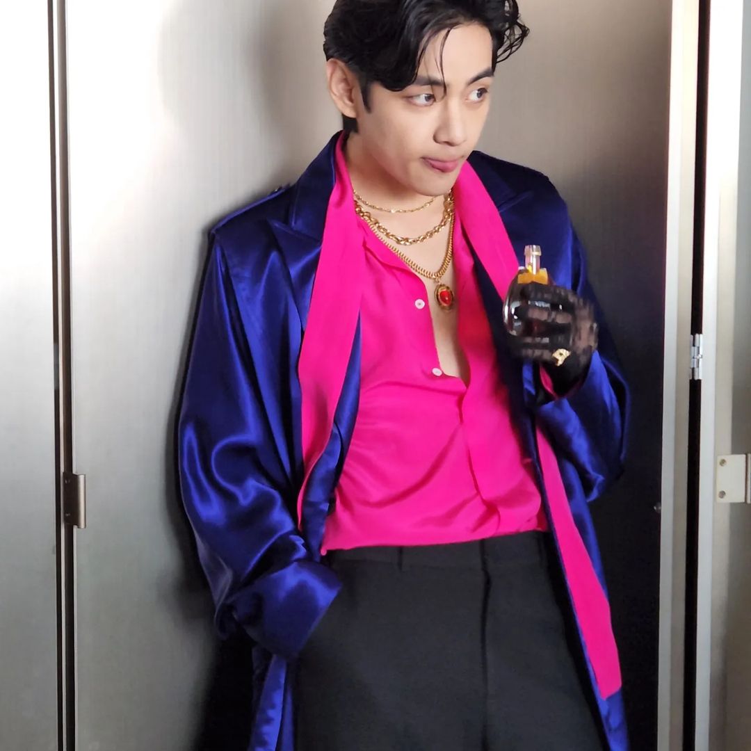 BTS・V、ド派手配色もお手のもの？胸元から色気ダダ漏れなオトナのテテにメロメロ | 歌詞検索サイト【UtaTen】ふりがな付
