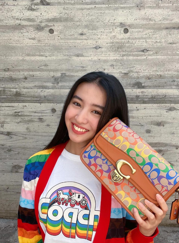 Koki、レインボーなCOACHに囲まれ幸せいっぱい。キュートな笑顔が最高の癒し！ | 歌詞検索サイト【UtaTen】ふりがな付