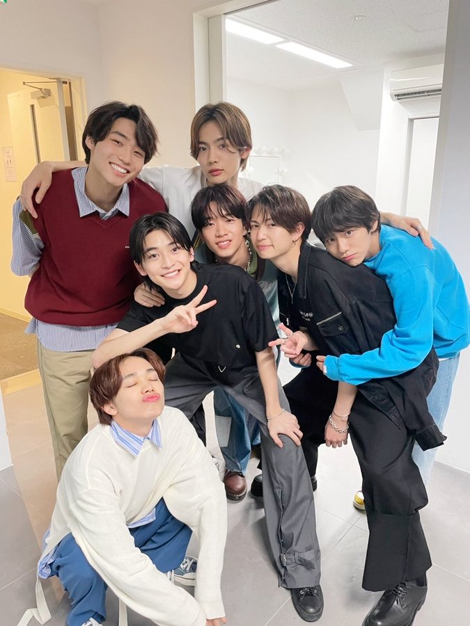 高橋文哉、宮世琉弥の頭に肘置きピース？わちゃわちゃな8LOOMメンバーが可愛すぎ | 歌詞検索サイト【UtaTen】ふりがな付