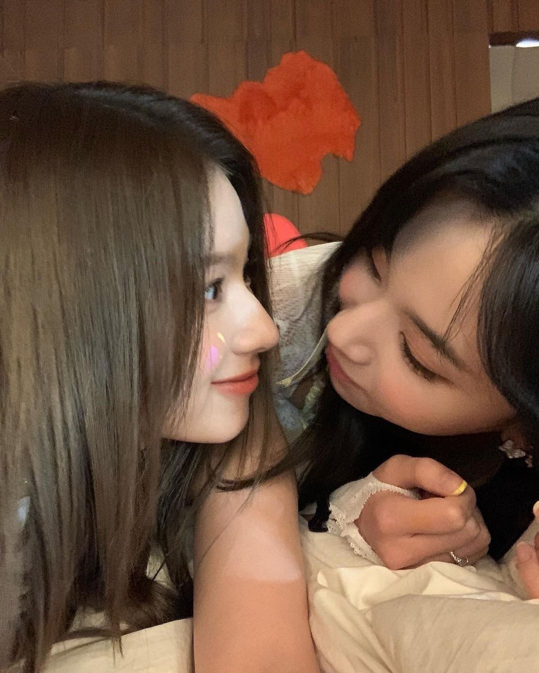 TWICE・サナ、チェヨンと見つめ合うラブラブ感にキュンキュン | 歌詞検索サイト【UtaTen】ふりがな付