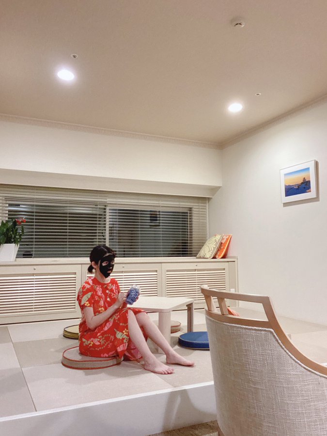 えなこ、顔真っ黒？ちょこんと座った姿がシュールだけど可愛すぎ | 歌詞検索サイト【UtaTen】ふりがな付