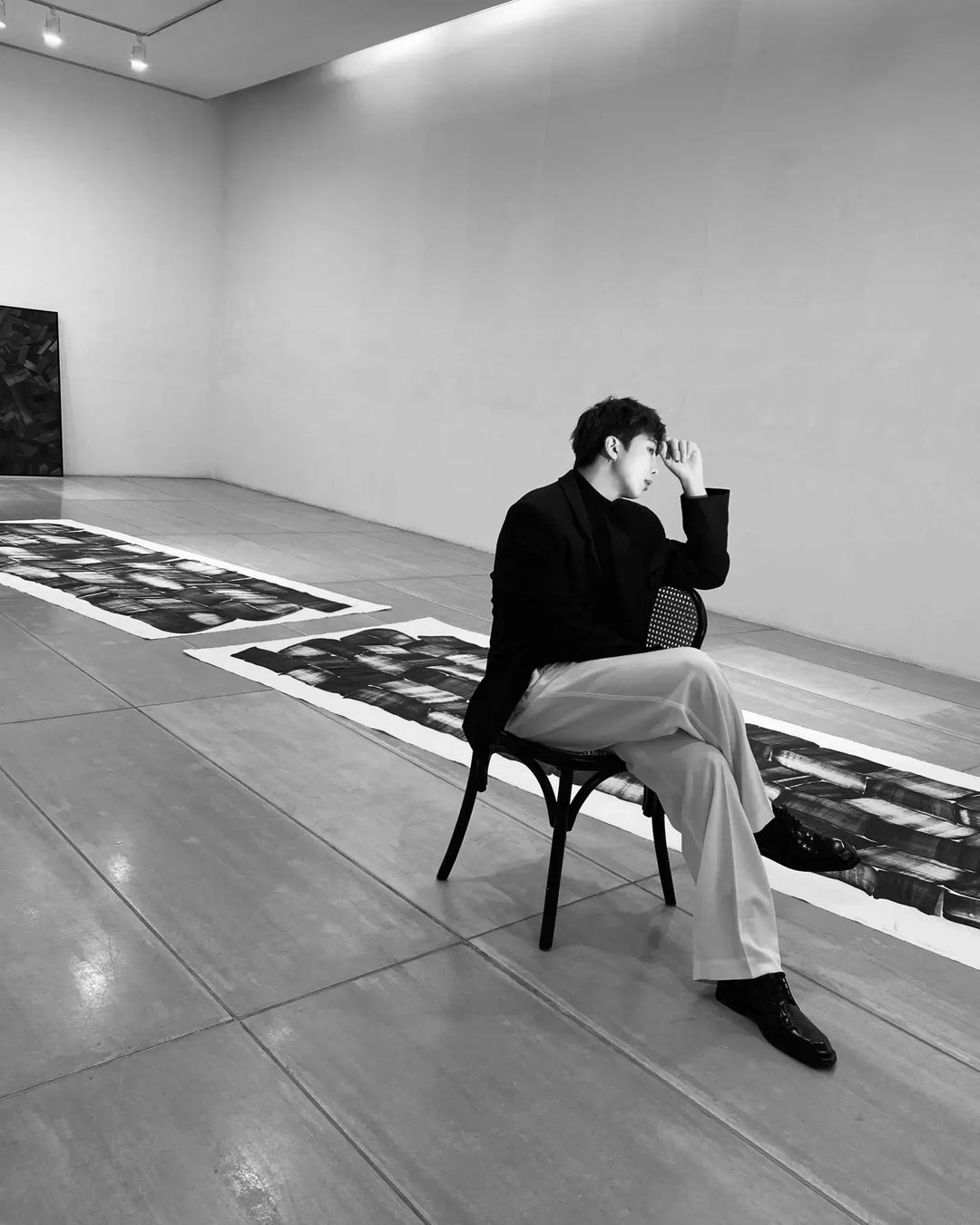 BTS・RM、ポーズも表情もクール！シックなジャケットスタイルがアートそのもの | 歌詞検索サイト【UtaTen】ふりがな付