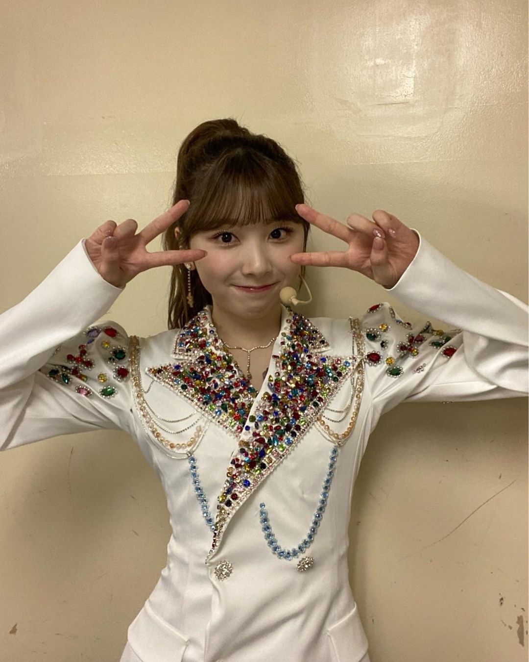 NiziU・ミイヒ、ポニテビジュでダブルピース。キラキラな笑顔にメロメロ | 歌詞検索サイト【UtaTen】ふりがな付