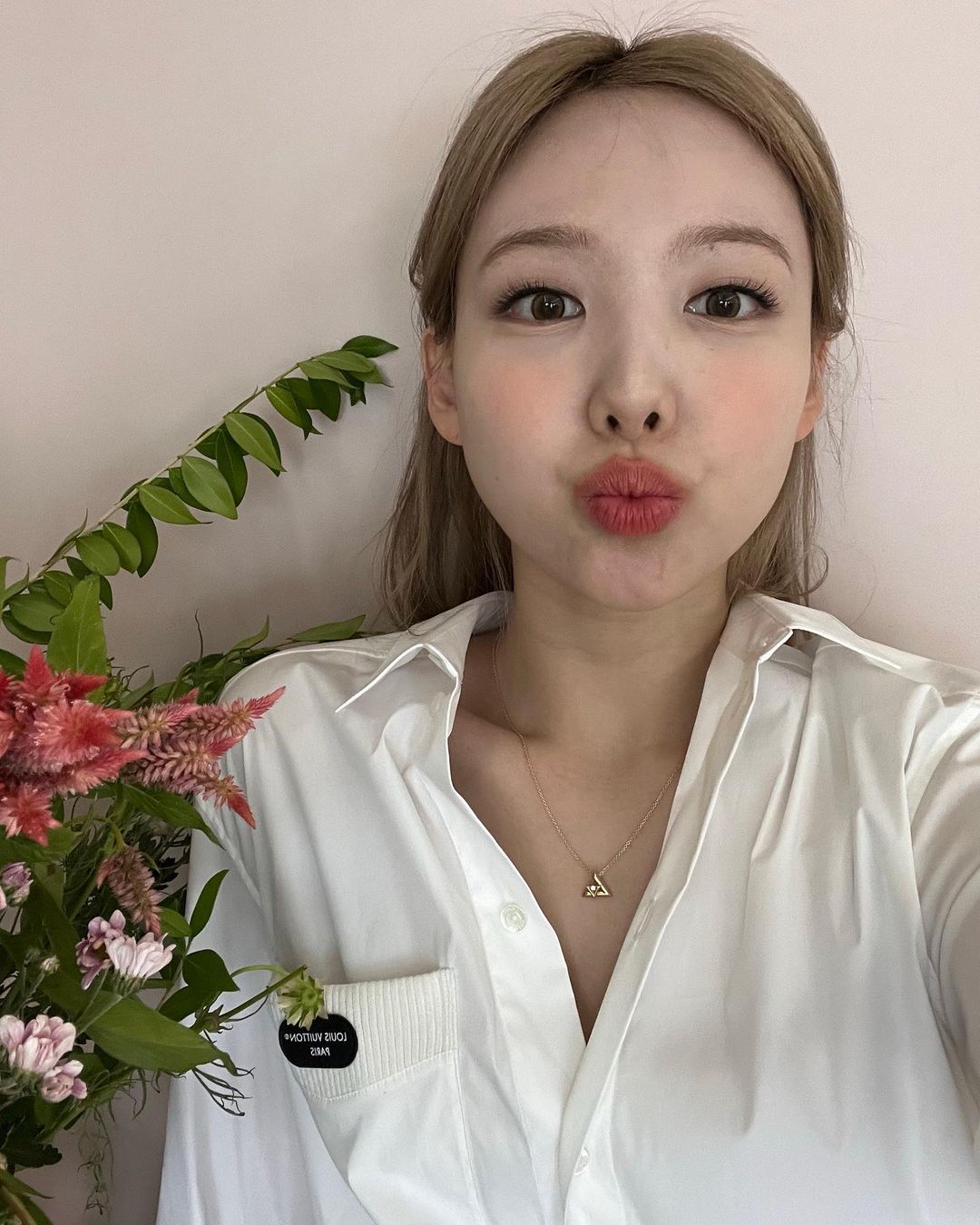 TWICE・ナヨン、チュー顔にキュンキュン。白シャツのシンプルコーデに美貌が映える | 歌詞検索サイト【UtaTen】ふりがな付