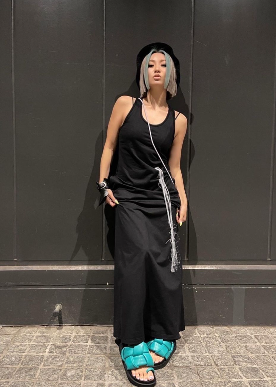 倖田來未、サンダルと髪色がリンク。鮮やかブルーヘアでクールな魅力炸裂！ | 歌詞検索サイト【UtaTen】ふりがな付