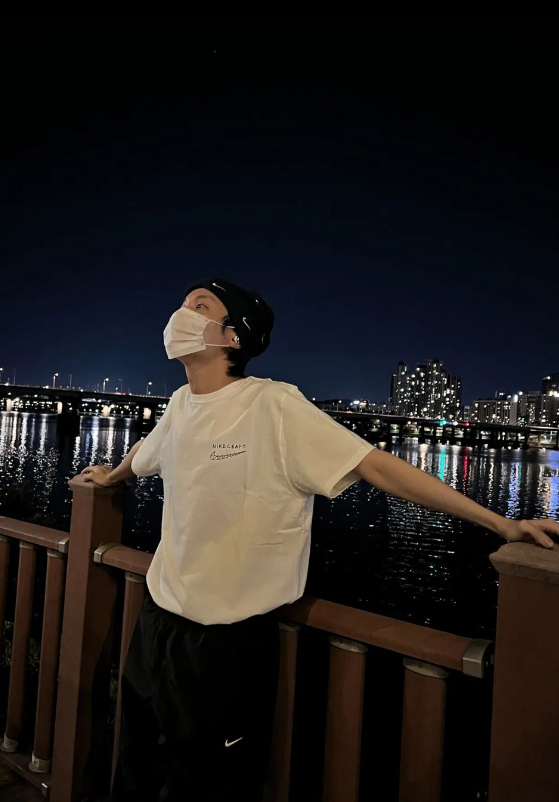 BTS・J-HOPE、夜のサイクリングを満喫。夜景をバックにきめた絵になる1枚！ | 歌詞検索サイト【UtaTen】ふりがな付