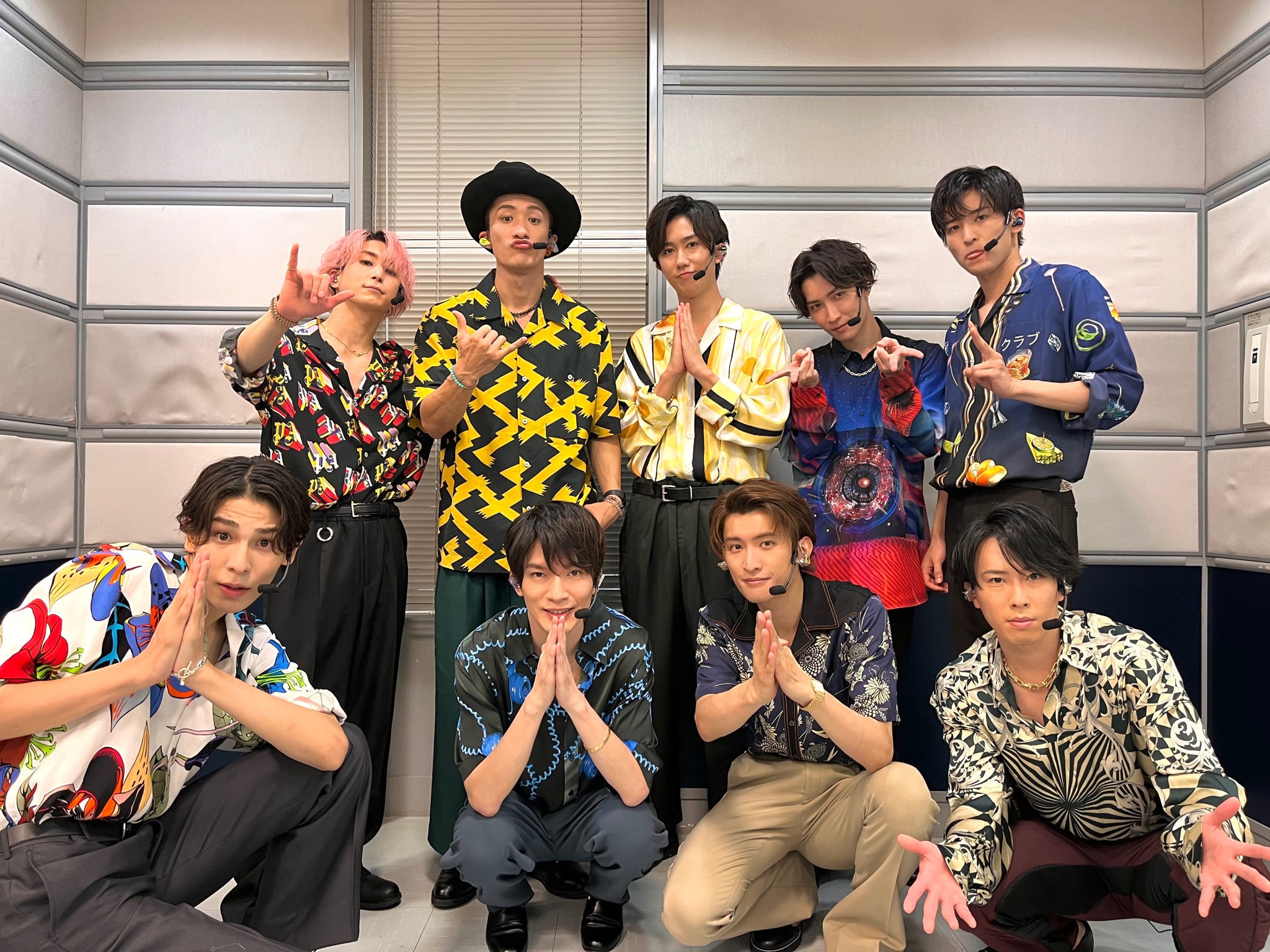 Snow Man、柄シャツのド派手衣装で魅了する！パフォーマンス前のショット公開に「ビジュ良すぎ」の声 | 歌詞検索サイト【UtaTen】ふりがな付