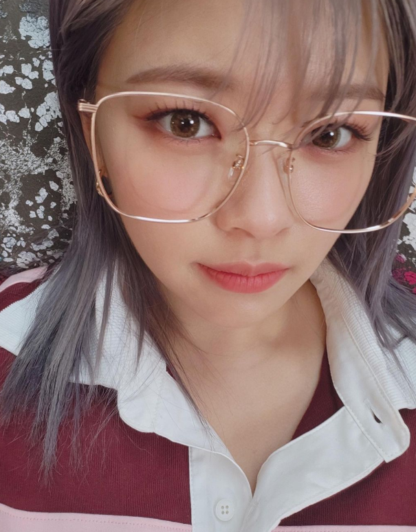 TWICE・ジョンヨン、可愛すぎ注意！ビッグフレームのメガネでおちゃめな変顔を披露！ | 歌詞検索サイト【UtaTen】ふりがな付