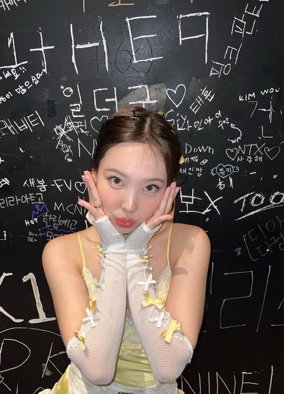 TWICE・ナヨン、唇尖らせキュートな笑顔。俯く表情も美しすぎる！ | 歌詞検索サイト【UtaTen】ふりがな付