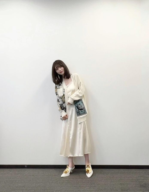 長濱ねる、全身真っ白なセンス抜群コーデ。柔らか笑顔の美しさに見惚れる！ | 歌詞検索サイト【UtaTen】ふりがな付