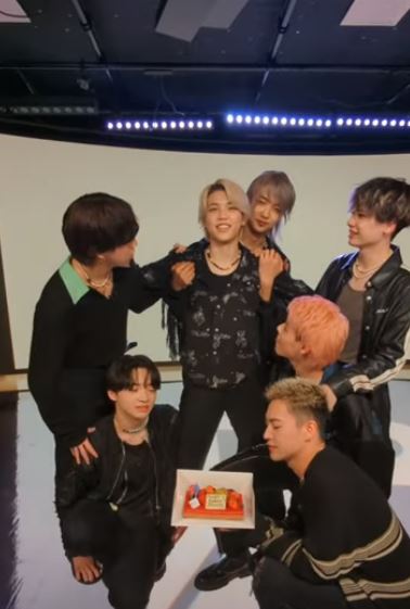 BE:FIRST・SHUNTO、ニッコニコな笑顔が可愛い。メンバー愛溢れるわちゃわちゃバースデー | 歌詞検索サイト【UtaTen】ふりがな付