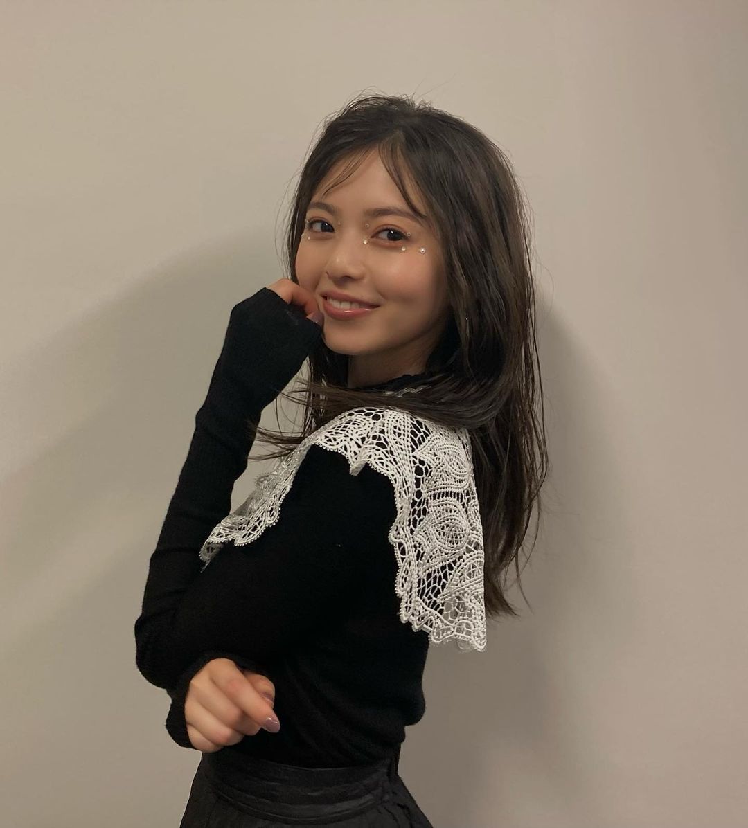 乃木坂46・齋藤飛鳥、大きなレース襟で小顔際立つ！クラシカルなブラック衣装で「TGC」に出演 | 歌詞検索サイト【UtaTen】ふりがな付