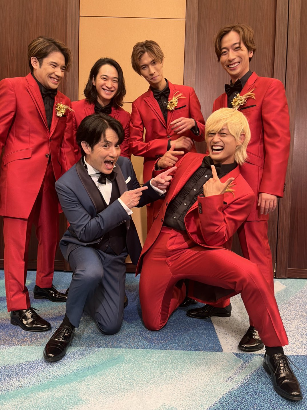 塚田僚一、新グループのリーダーに就任！？佐藤アツヒロの隣でキラキラの笑顔を見せる | 歌詞検索サイト【UtaTen】ふりがな付