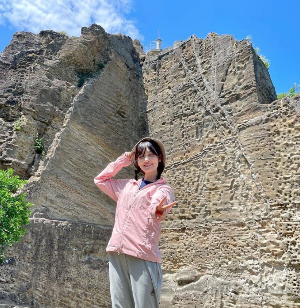 乃木坂46・山下美月、ヒット祈願にロッククライミング！断崖絶壁に挑む姿が勇者 | 歌詞検索サイト【UtaTen】ふりがな付