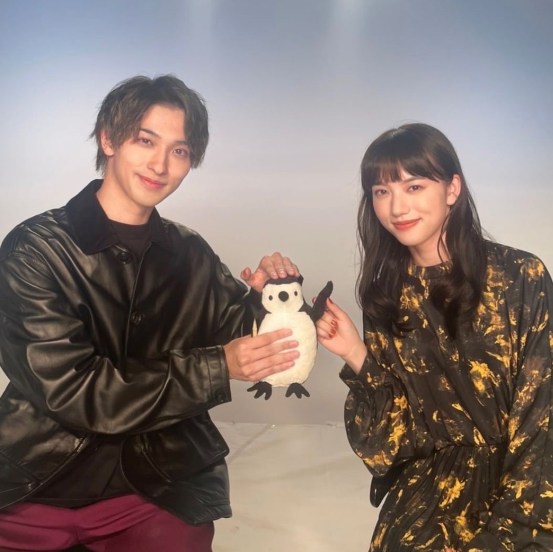 横浜流星&清原果耶、美男美女スマイル！ナデナデされる"ペンぼくくん"が羨ましい！ | 歌詞検索サイト【UtaTen】ふりがな付