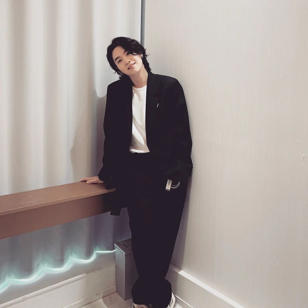 BTS・シュガ、モノトーンコーデでシックなカッコよさを放つ！優しい笑顔に思わずニマニマ | 歌詞検索サイト【UtaTen】ふりがな付