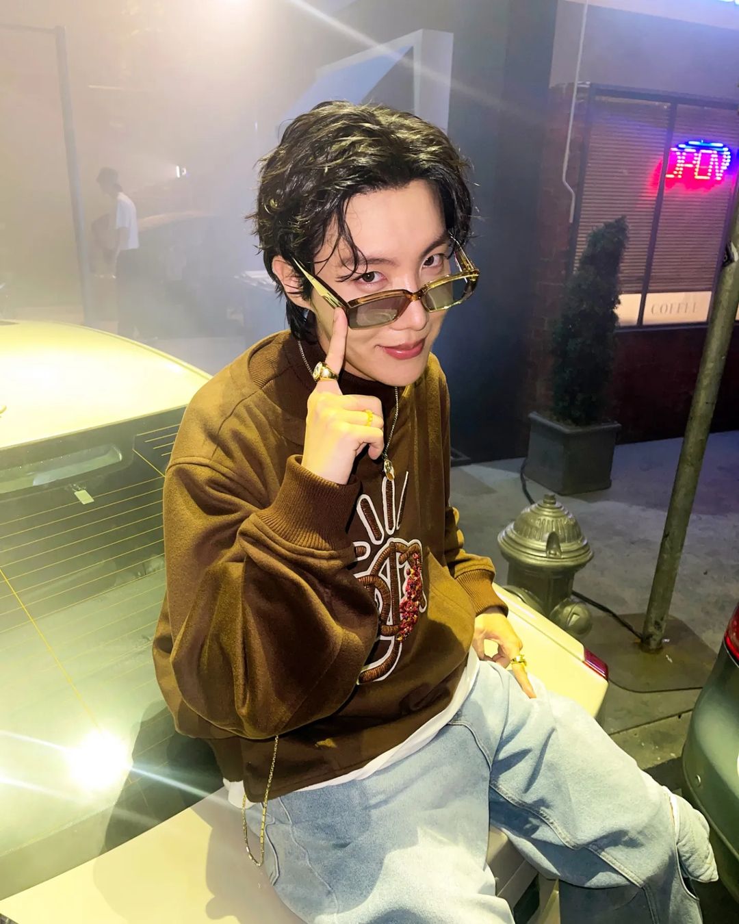 BTS・J-HOPE、ずらしたサングラスから覗く視線にクギづけ！「Rush Hour」MVに出演 | 歌詞検索サイト【UtaTen】ふりがな付