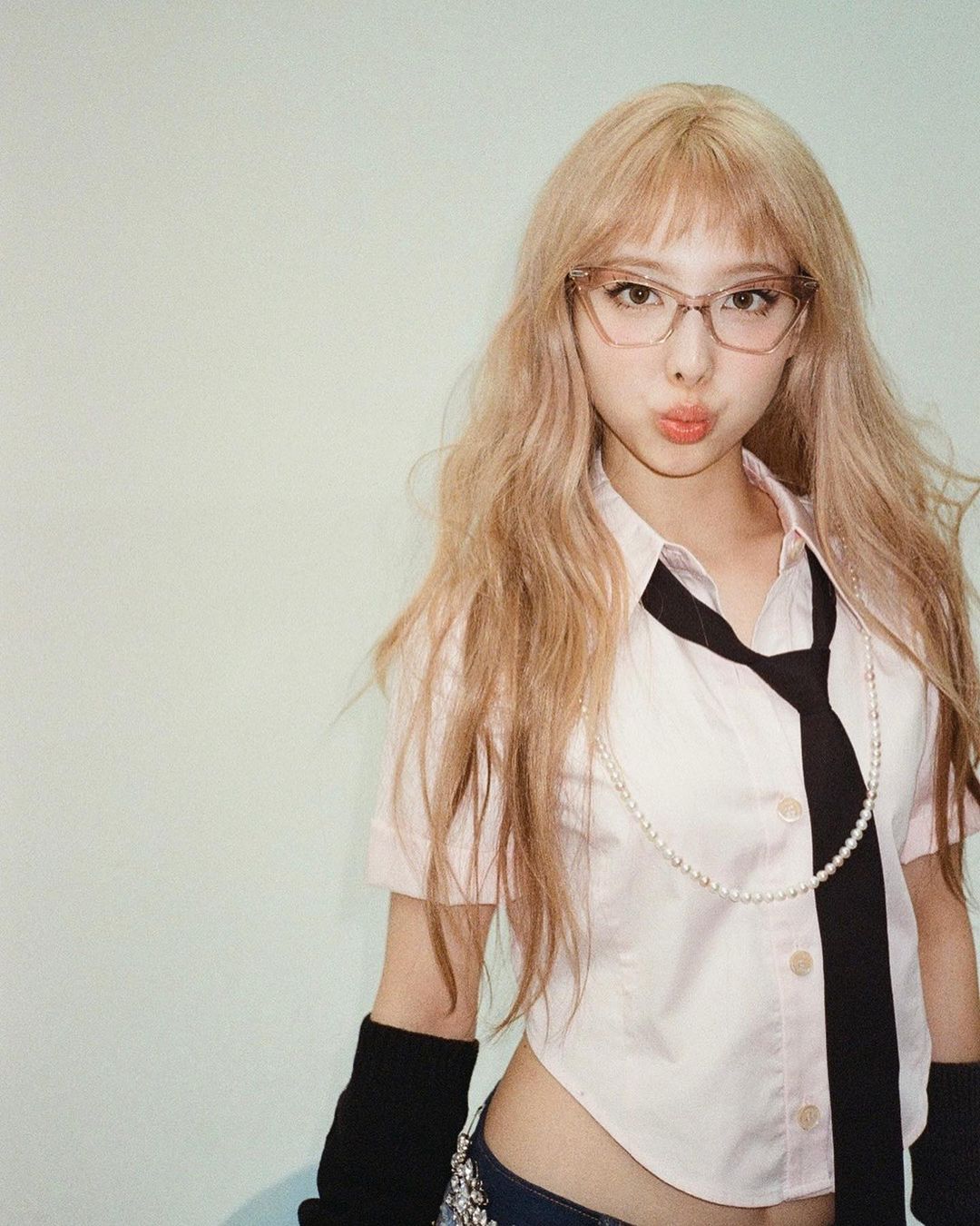 TWICE・ナヨン、金髪＆メガネにオン眉前髪！レア尽くしなインテリ女史コーデ | 歌詞検索サイト【UtaTen】ふりがな付