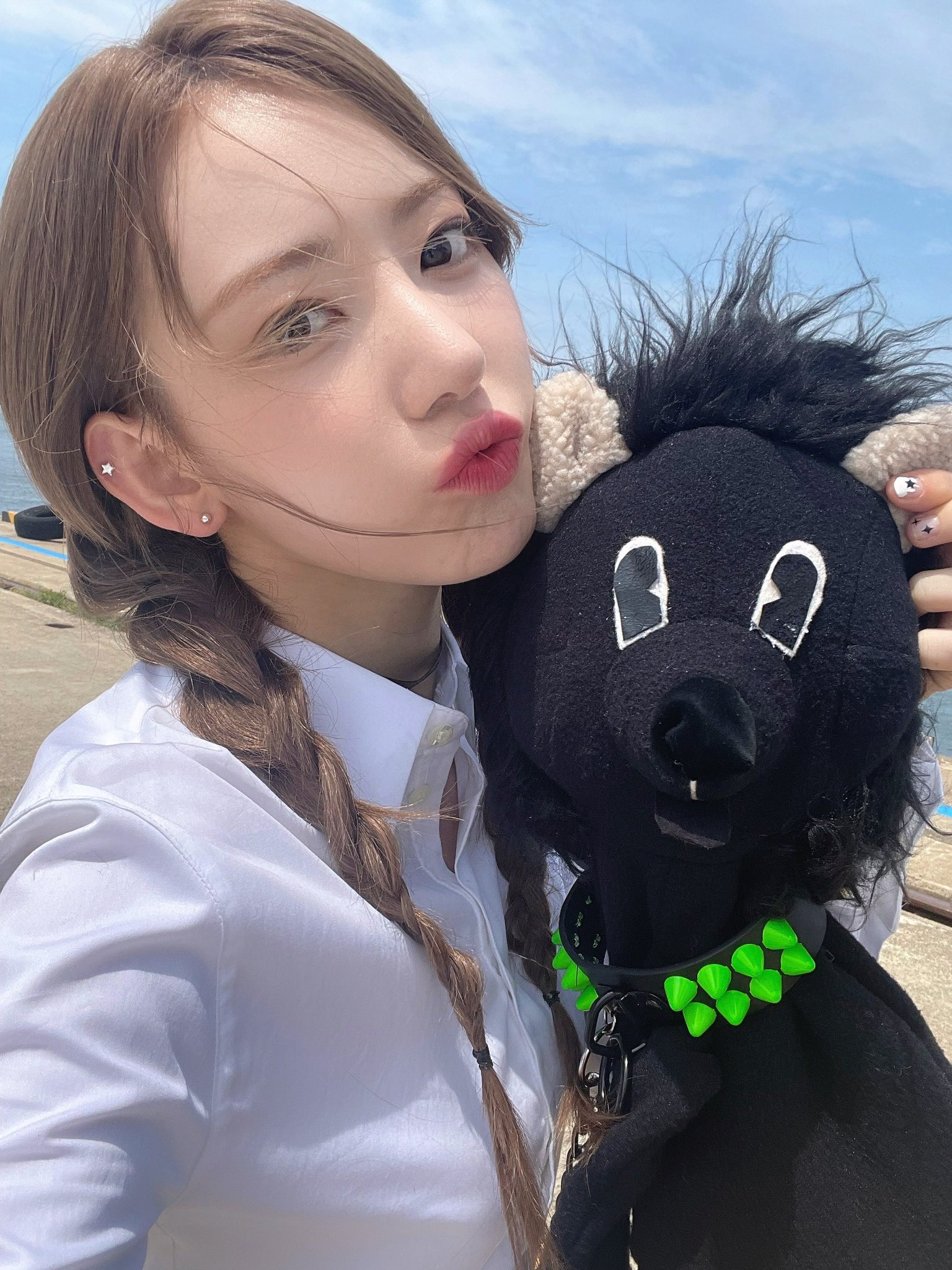 LE SSERAFIM・宮脇咲良、ぬいぐるみを抱っこしてチュー顔。ガーリーな三つ編みヘアが大好評 | 歌詞検索サイト【UtaTen】ふりがな付