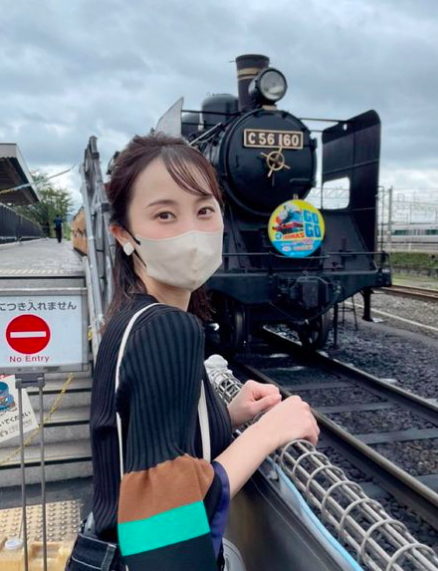 松井玲奈、愛する鉄道に大興奮？キラキラおめめの振り向きショットに癒される | 歌詞検索サイト【UtaTen】ふりがな付
