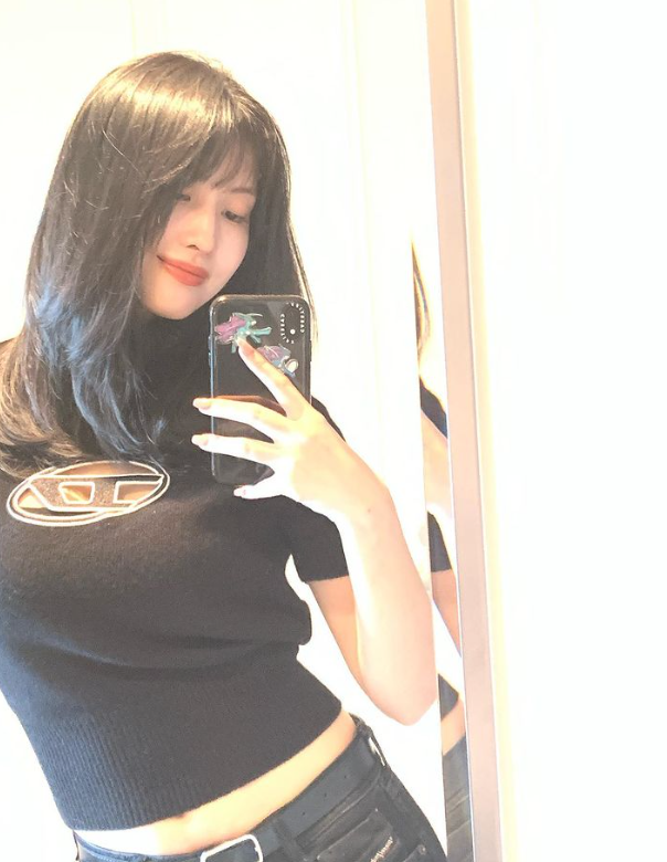 TWICE・モモ、色気溢れるニット姿。ウエスト覗かせたセクシーなモモに釘付け！ | 歌詞検索サイト【UtaTen】ふりがな付