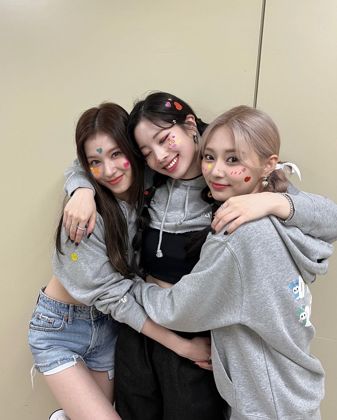 TWICE・ツウィ、サナ＆ダヒョンとお揃いパーカーでギューっ！日本初のファンミに幸せそうな笑顔 | 歌詞検索サイト【UtaTen】ふりがな付