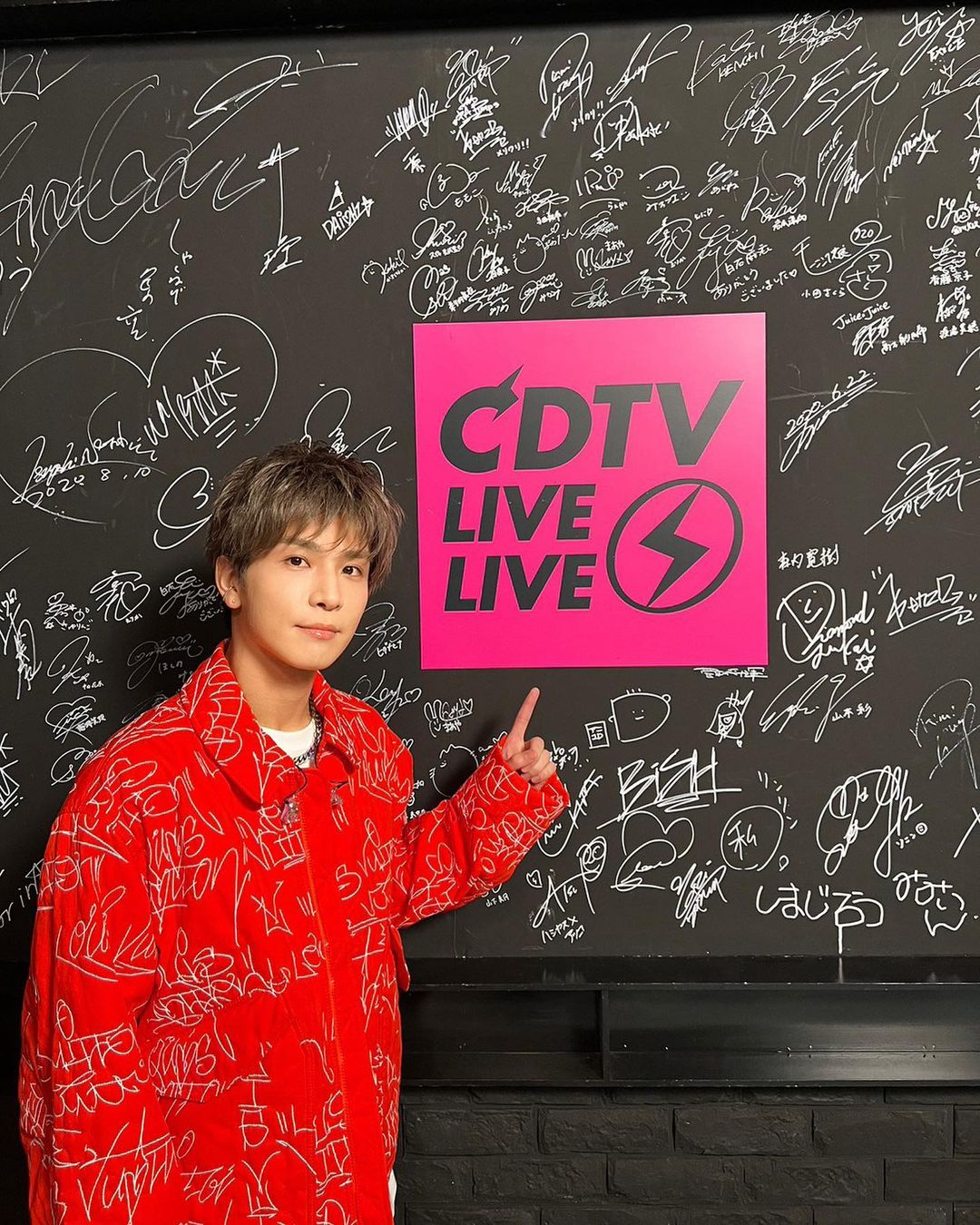 岩田剛典、真っ赤な衣装にイケビジュが映える！「CDTV」でパフォーマンスを披露 | 歌詞検索サイト【UtaTen】ふりがな付