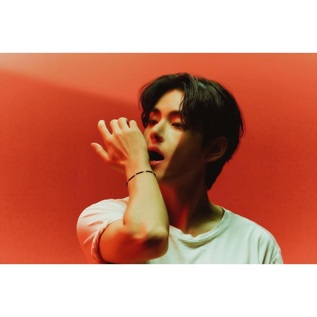 BTS・V、口を開けた美しい表情が色っぽ！美し過ぎるビジュアルと逞しい腕にため息 | 歌詞検索サイト【UtaTen】ふりがな付