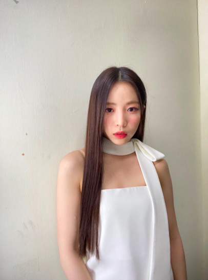 NiziU・マヤ、まさにNiziUの白鳥！純白ワンピで上品ドレスアップの透明感が異次元 | 歌詞検索サイト【UtaTen】ふりがな付