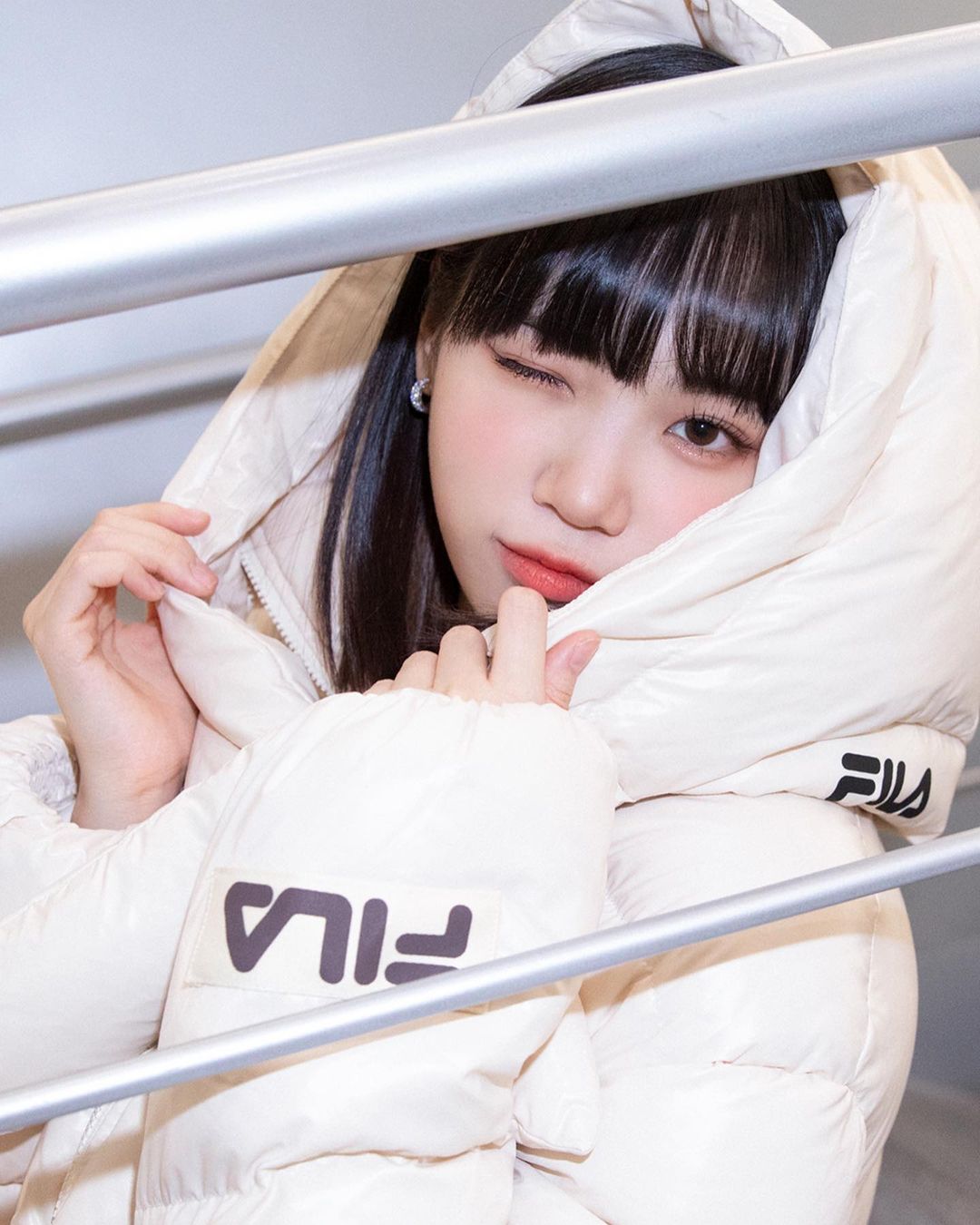LE SSERAFIM・チェウォン、真っ白なダウン姿がラブリー。天使のようなウィンクにメロメロ | 歌詞検索サイト【UtaTen】ふりがな付