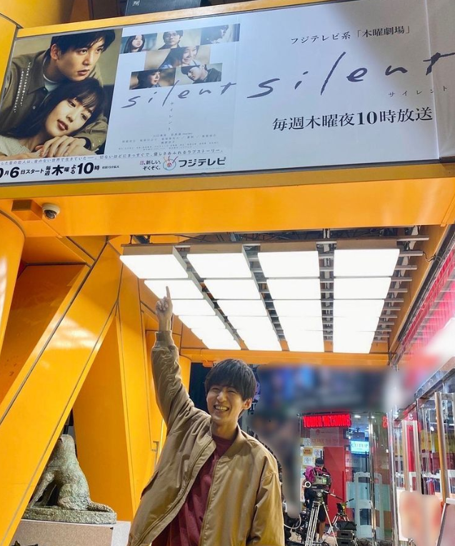 Snow Man・目黒蓮、タワレコ渋谷店に降臨！弾ける笑顔に誰もがキュンキュン | 歌詞検索サイト【UtaTen】ふりがな付