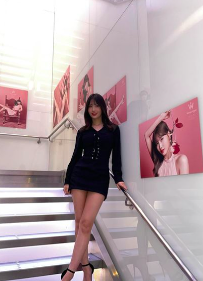 TWICE・モモ、超ミニ丈ワンピに光る抜群スタイル！麗しの美脚に釘付け | 歌詞検索サイト【UtaTen】ふりがな付