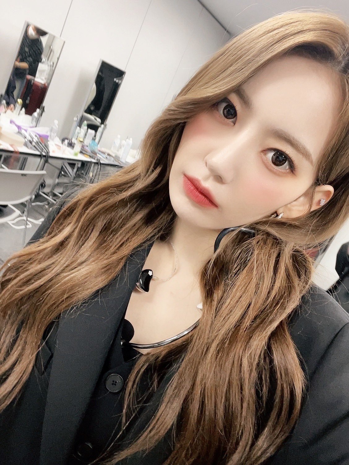 LE SSERAFIM・宮脇咲良、クールなカッコよさに惚れる！大きな瞳でオーラ全開 | 歌詞検索サイト【UtaTen】ふりがな付