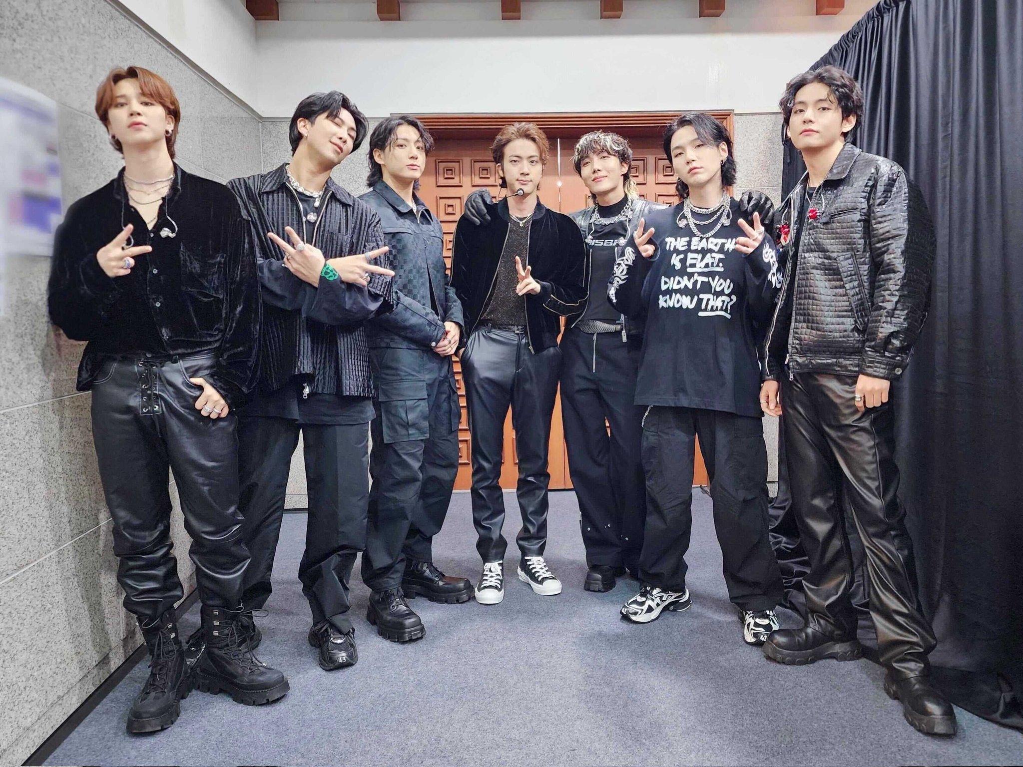 BTS、ブラックコーデで揃えた7人のビジュ炸裂！釜山コンに感謝のメッセージ | 歌詞検索サイト【UtaTen】ふりがな付